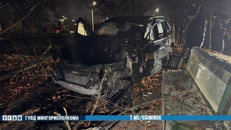 В Минске водителю стало плохо за рулем, он врезался в фонарь и умер