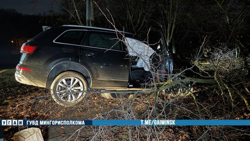 В Минске водителю стало плохо за рулем, он врезался в фонарь и умер