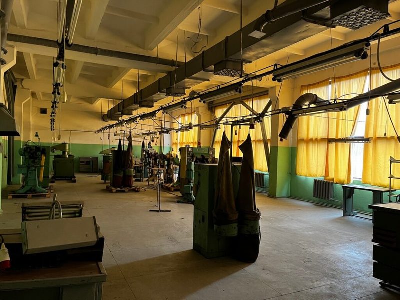 В Беларуси продают фабрику, где выпускали армейскую обувь и экипировку для силовиков. Какова ...