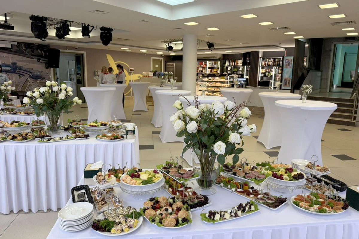 В Минске снова открылось кафе от Национального аэропорта. Здесь можно пообедать бортовым ...